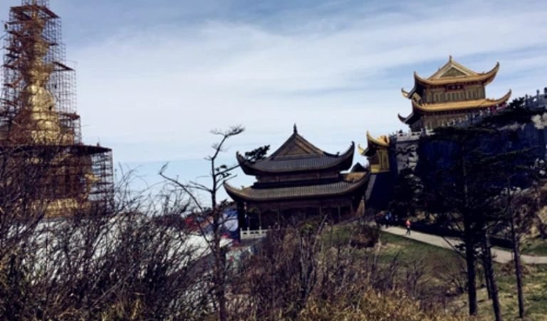 Romantic Mount Emei Hiking for Couples: Night Visit to Lingyan Temple ...
